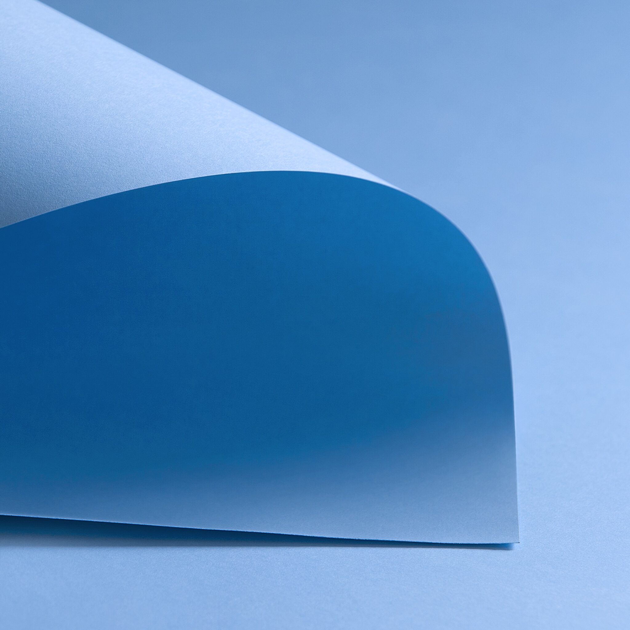 Cartolina azul com papel mais liso e resistente do que os outros